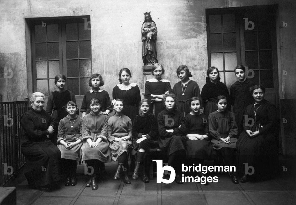 Image of Class photo of young women, Paris, 1920 (private school)