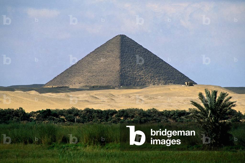 Image of Sneferu's Red Pyramid in Dashur (photo)