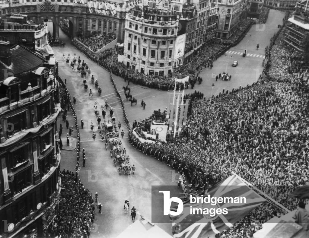 Image of British Royalty. future Queen Elizabeth II's coach traveling ...