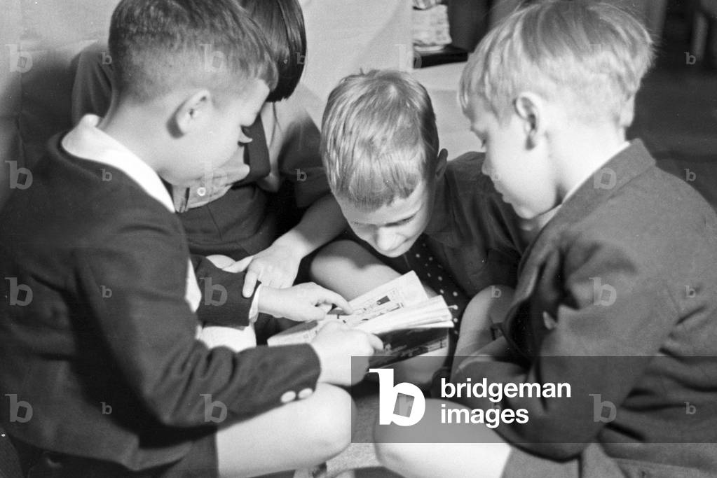 Image of German and Japanese children reading a book at an exhibition