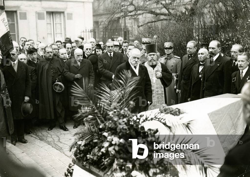 Image of General Evgenii Miller Giving Eulogy at the Funeral of General ...