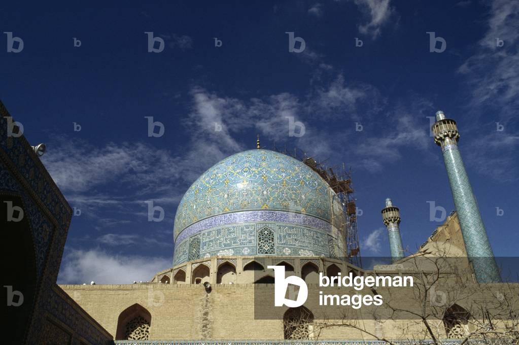 Image of Side view of dome and minarets of Shah mosque (Imam