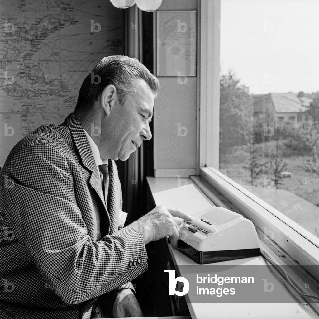 Image of German actor and presenter Peter Frankenfeld with an ...