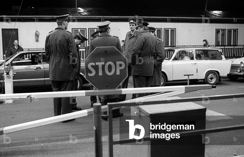 Image of GDR border forces at the border in East Berlin, in