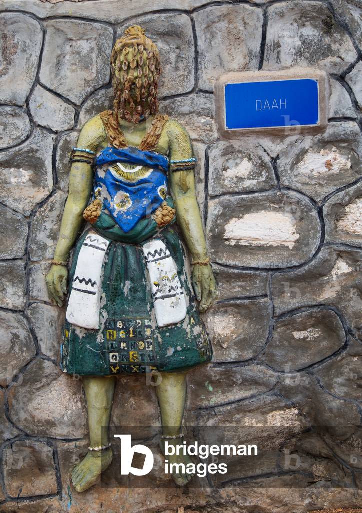 Image of Benin, Savalou, statue on sakpata king palace wall, 2015 (photo)