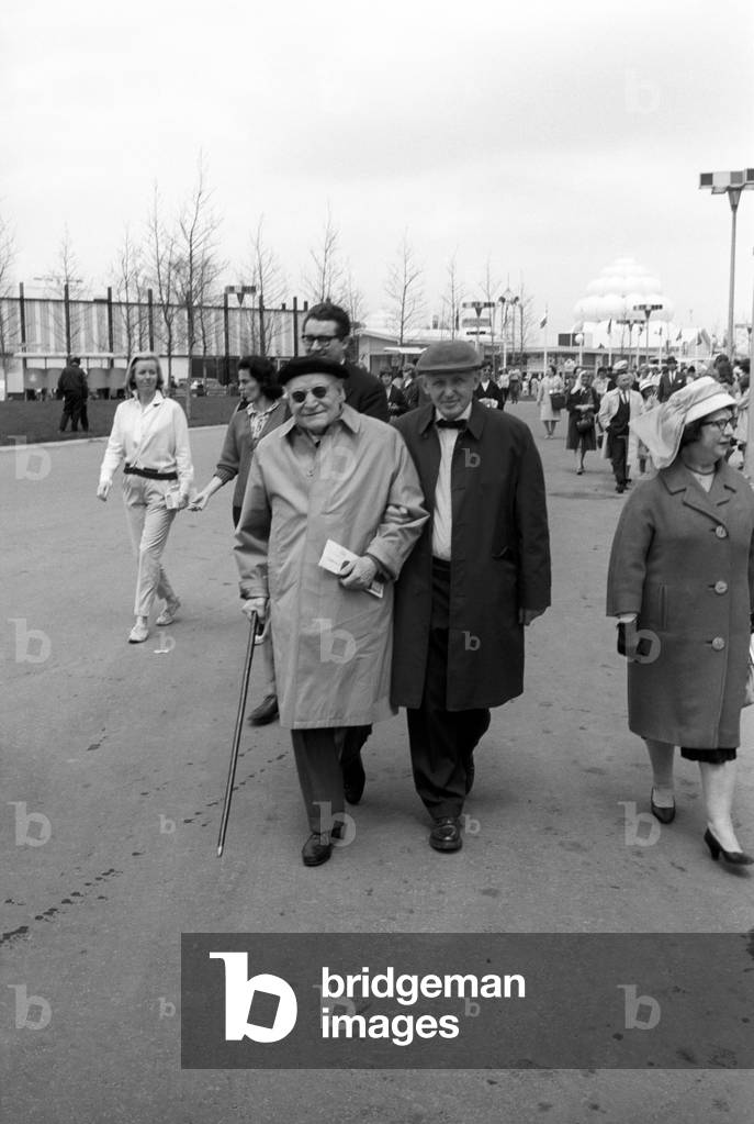 Image of Giuseppe Ungaretti con Nando Sampietro e sua moglie Jeanne alla