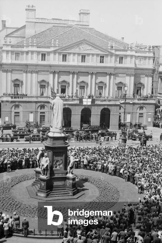 Image of Queen Elizabeth II in Italy, May 1961 (b/w photo)