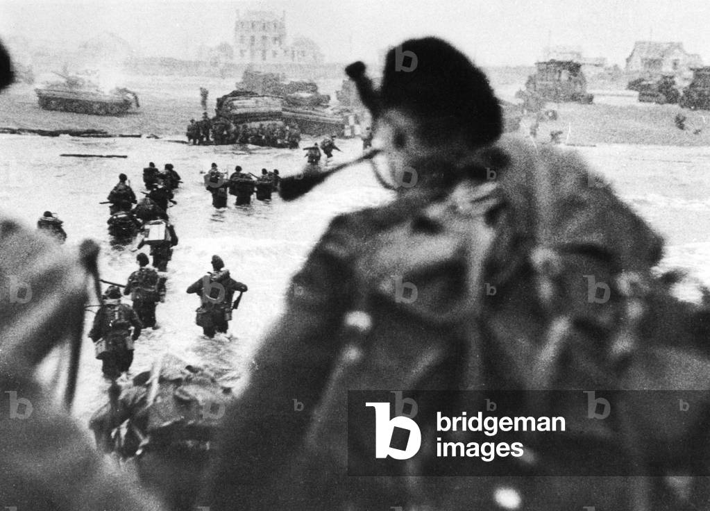 Image of British soldiers go ashore on Sword Beach, 06.06.1944 (b/w photo)