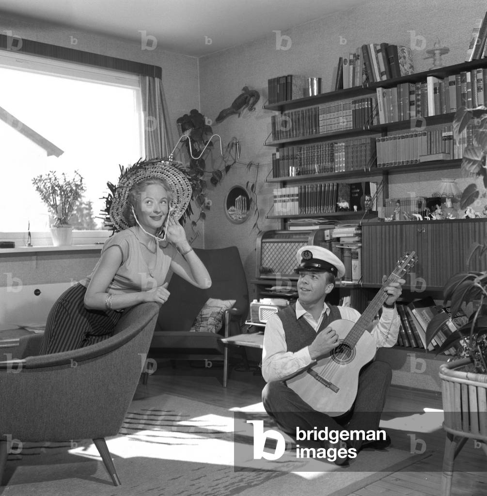 Image of Slemdal 19580426. At the home of the actor-couple Lasse Kolstad