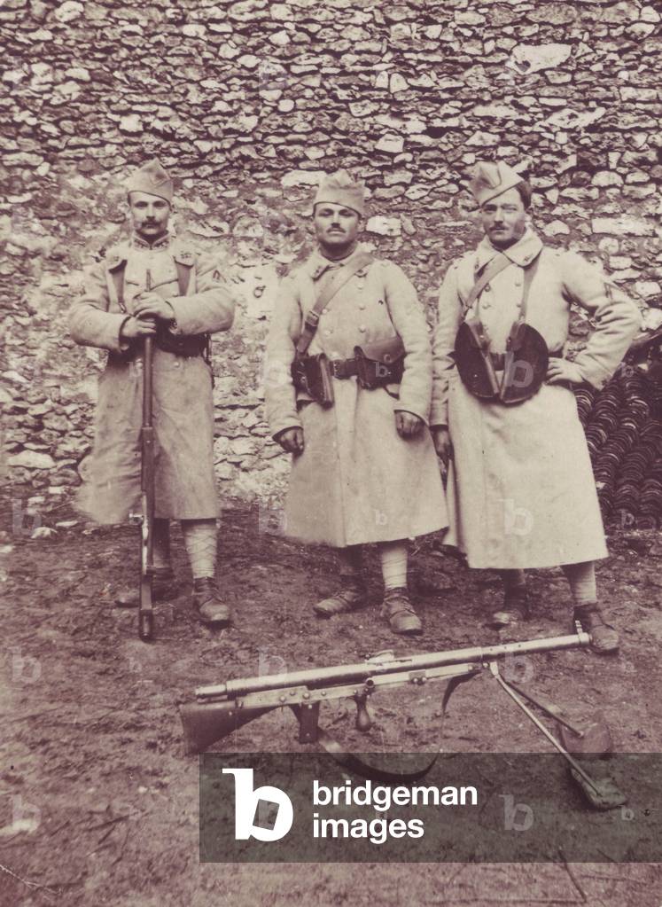 Image of 1918-three French rifles, serving as a Chauchat machine gun