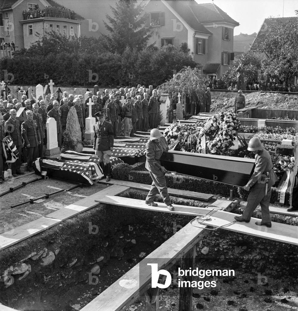 Image of The funeral of 14 crew members from crashed US bombers