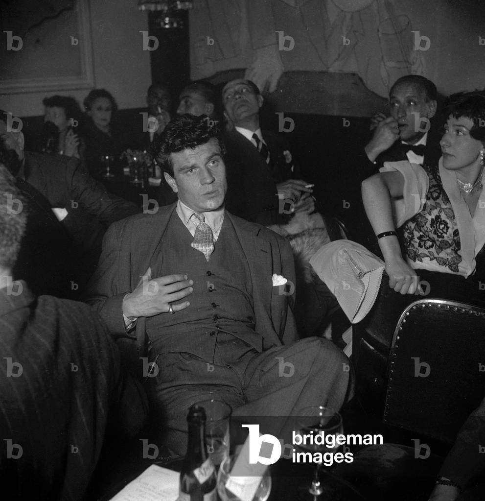 Image of French actor Henri Vidal at restaurant "Le Boeuf sur le