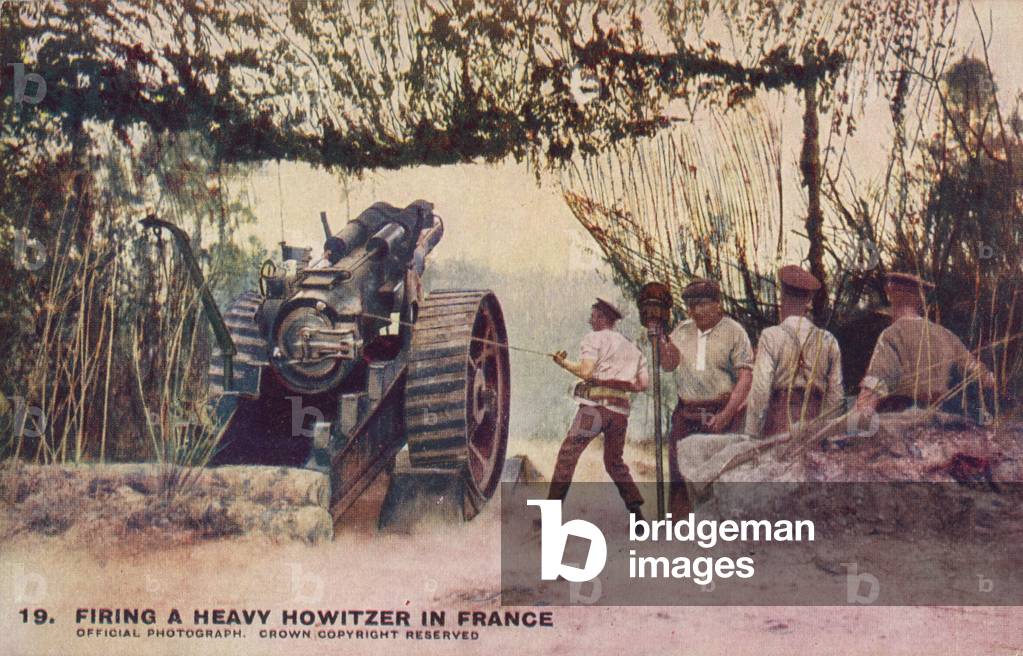 British artillery firing a heavy howitzer in France, World War I ...