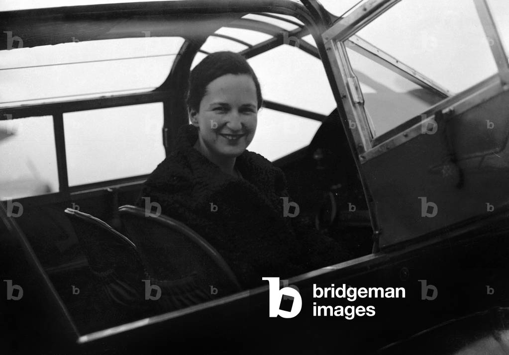 Image of French aviator Suzanne Kohn, 1939 (b/w photo)