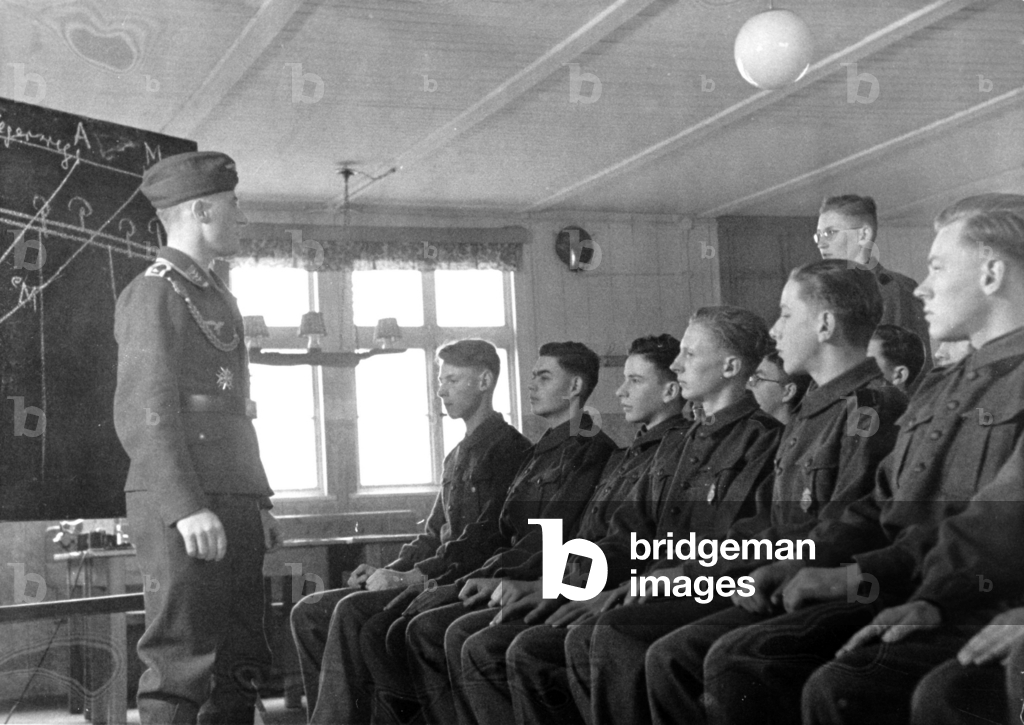 Image of WW2 - Luftwaffe helper of the Hitler Youth 1943 (photo)