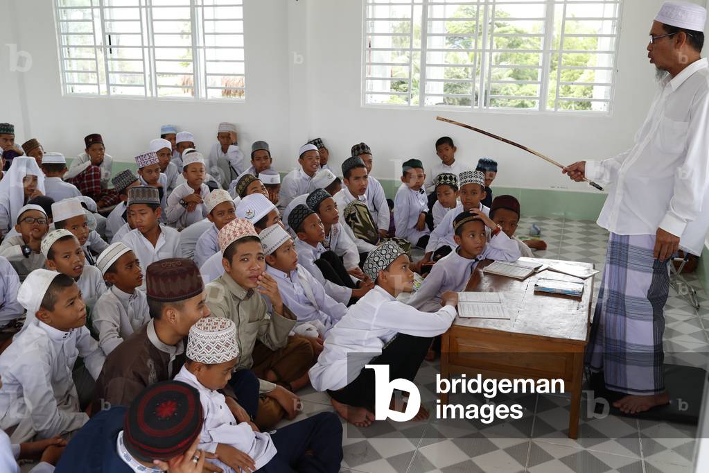 Image of Jamiul Azhar mosque, Muslim children study the Quran at