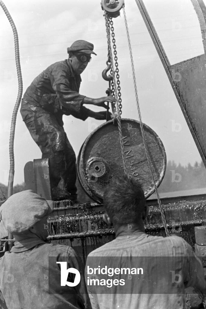 Image of Men at work, Germany 1930s (b/w photo)