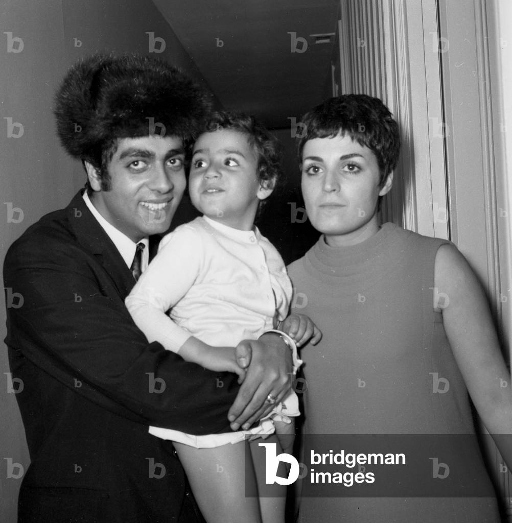 Image of Enrico Macias with his wife Suzy and son, 1967 (b/w