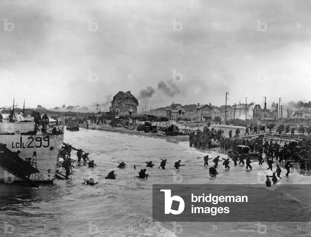 Canadian soldiers landing from the uboat LCI-L 299 at Juno Beach in ...