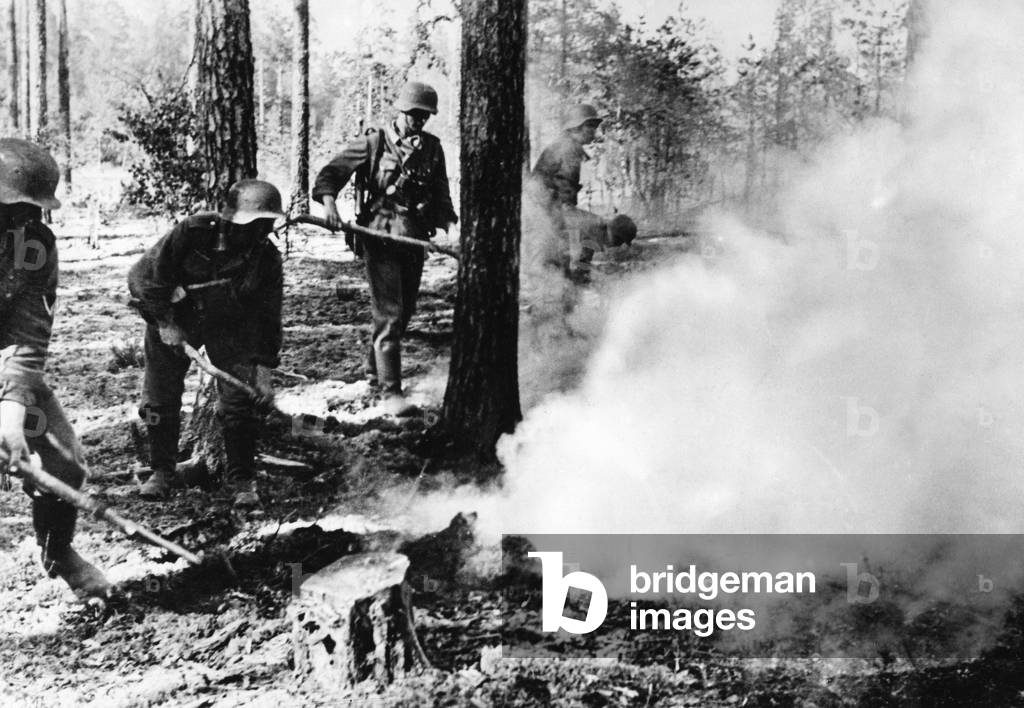 Image of German infantrymen fire fighting on the Eastern Front, 1941 (b/w