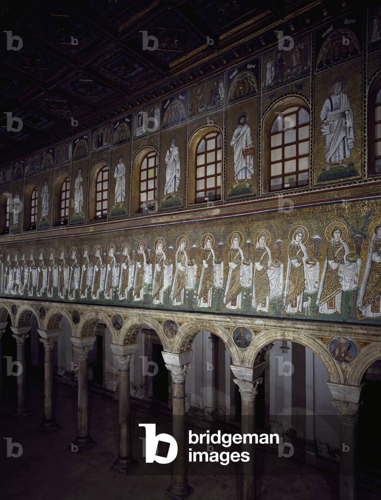 Image of Glimpse of the central aisle with figures of Saints and