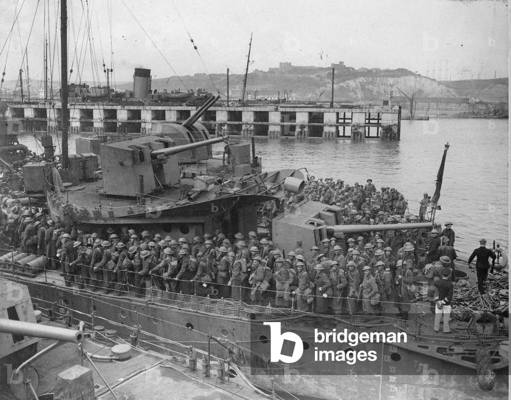 Image of Army Personnel Disembarking from Destroyers at Dover, 1940 (b ...
