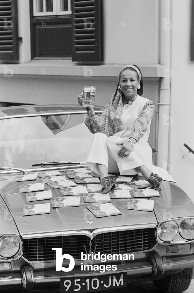 Image of Dutch singer Sasi Naz visiting Germany posing on a Maserati