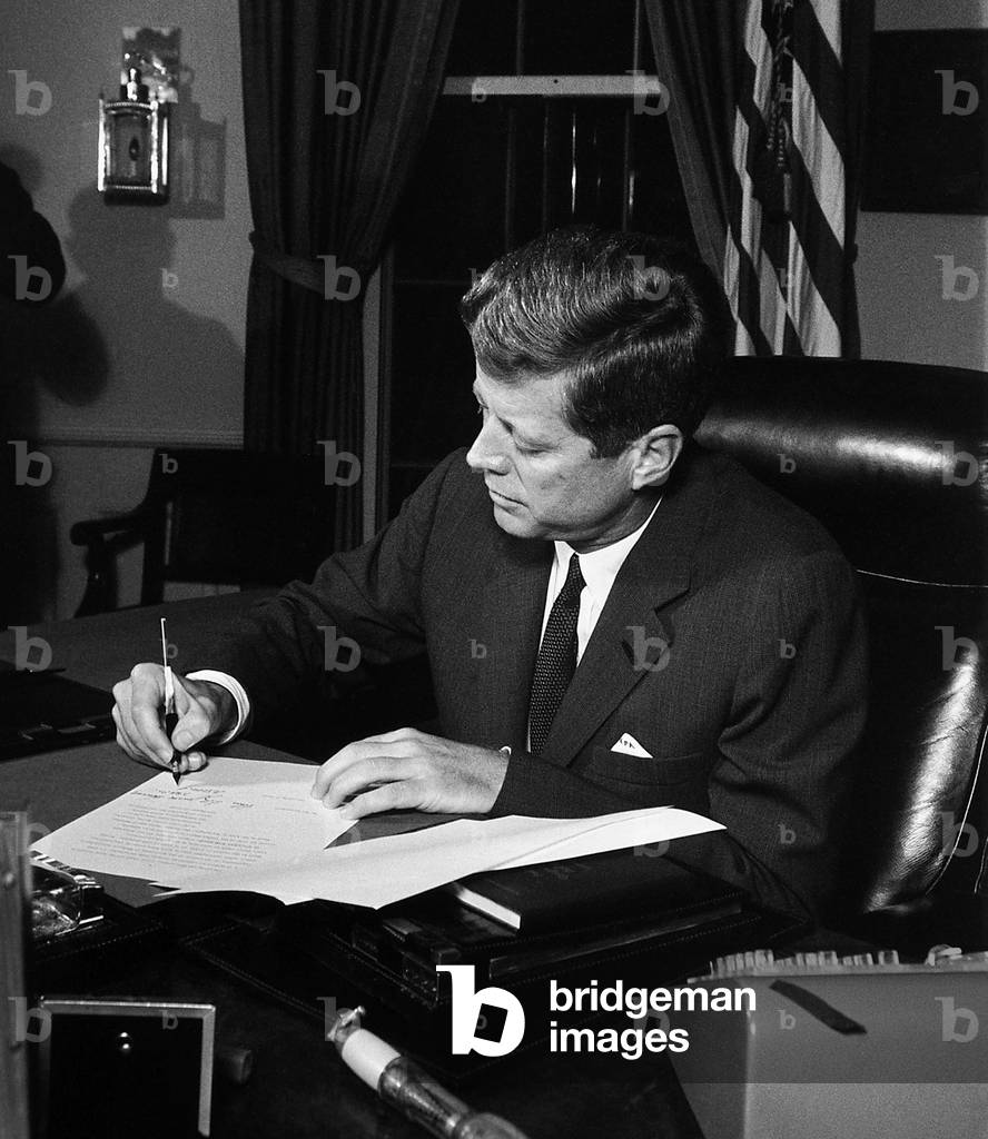 Image of President Kennedy signing Cuba Quarantine Proclamation. The US ...