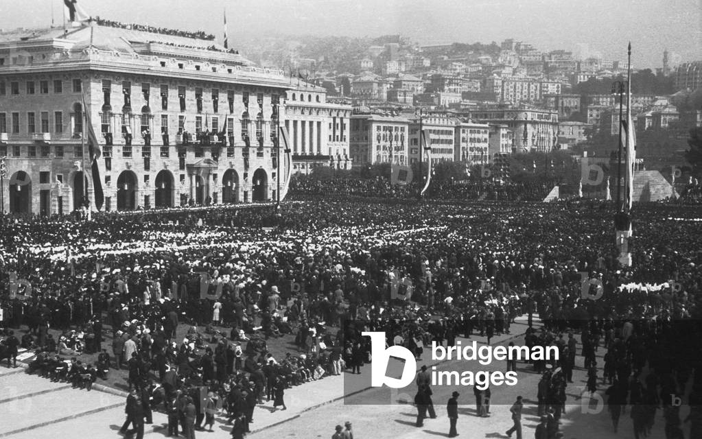 Image of Crowd welcoming Benito Mussolini in Piazza della Vittoria, May 14,