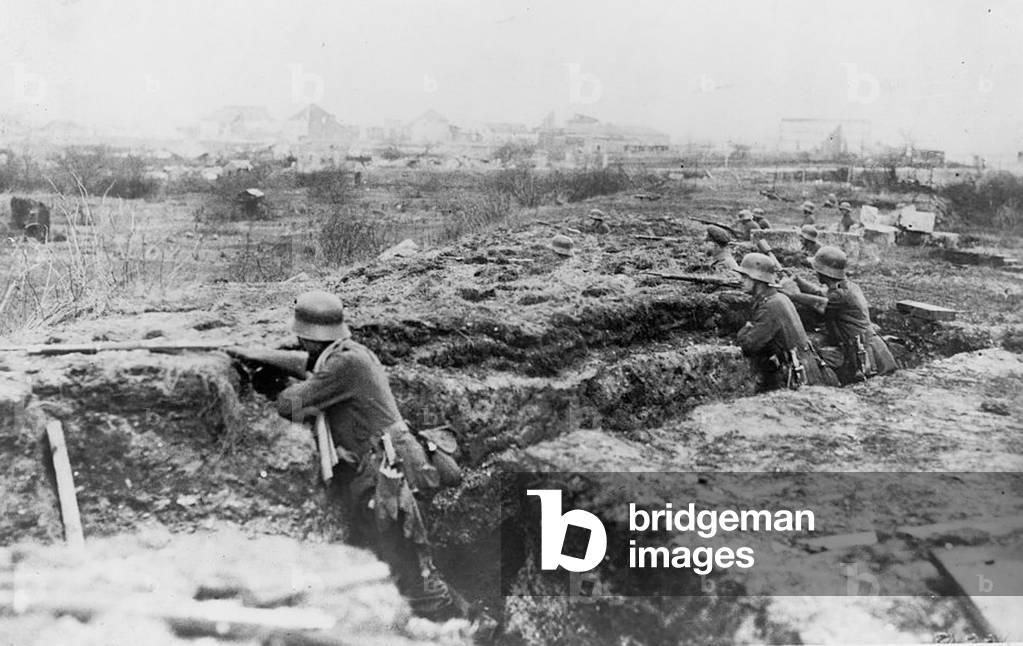 Image of World War I 1914-1918: German soldiers entrenched on the edge