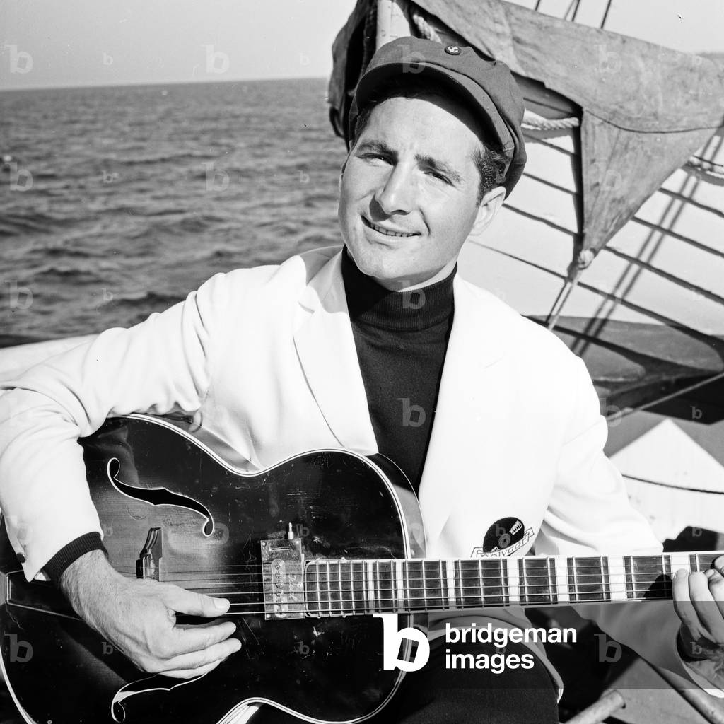 Image of German singer Freddy Quinn singing on the Polydor ship "Heimweh",