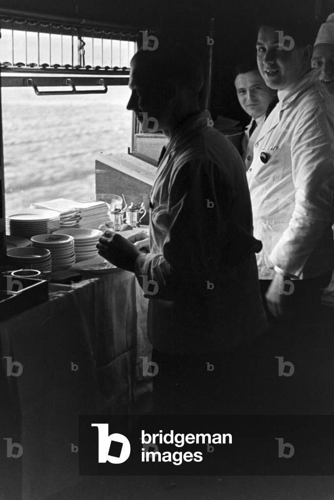 Image of Mitropa staff at a dining car of the Deutsche Reichsbahn,