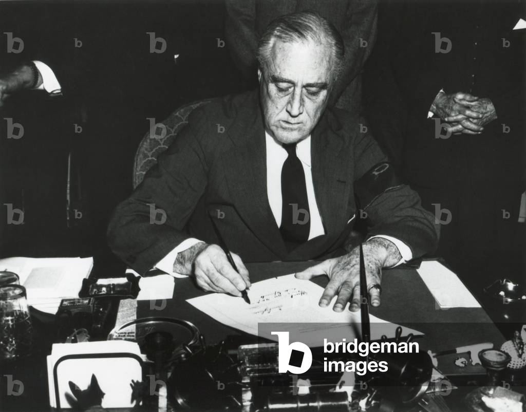 Image of President Franklin Roosevelt signing the declaration of war ...