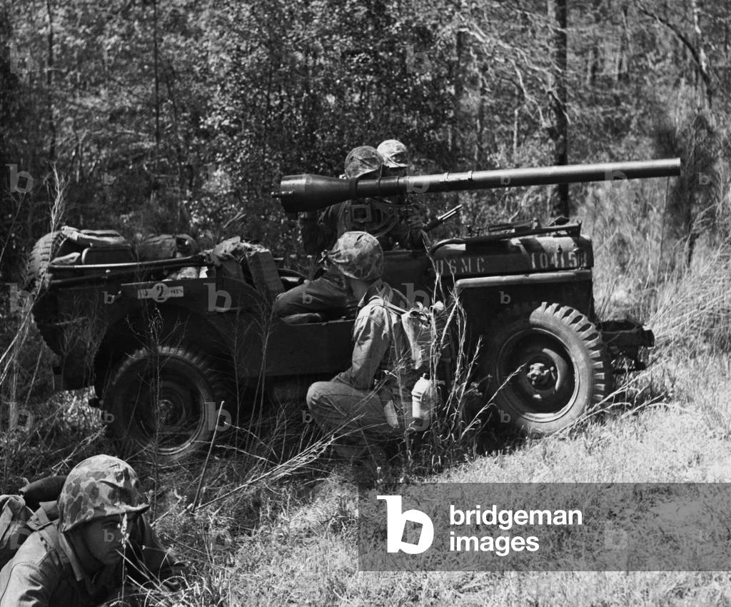 Image of Side profile of army soldiers with their weapons, Recoilless ...