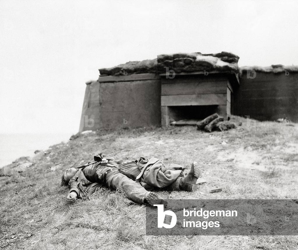 Image of The corpse of a German soldier lying in front of by American ...