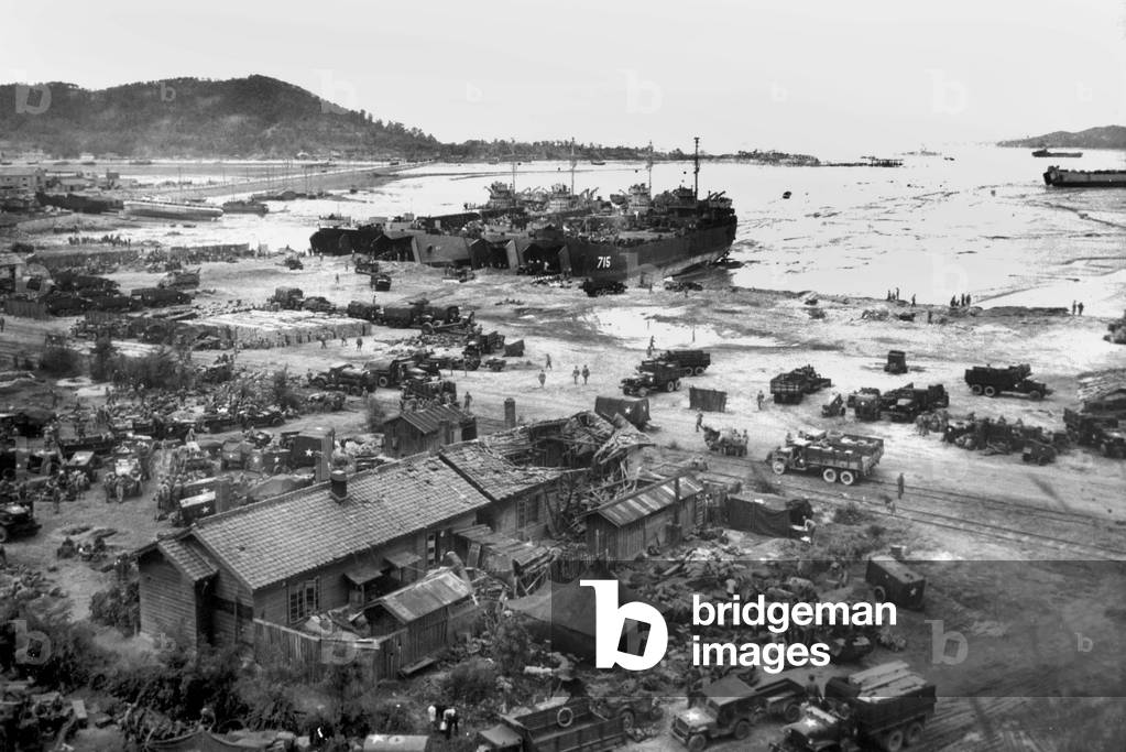 Image of Korean war : Four LSTs unload on the beach at