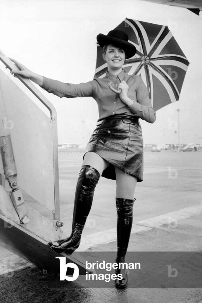 Image of Die „Miss World“ -Teilnehmer kommen am Flughafen Heathrow an, um