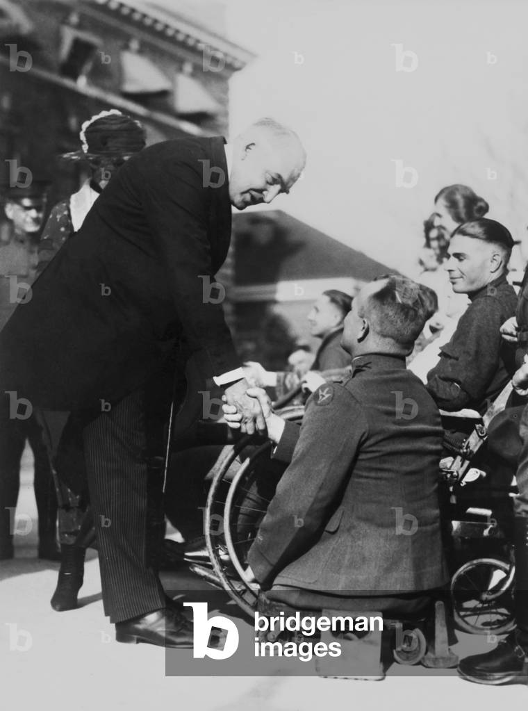Image of President Warren Harding shaking hands with Lt. Robert ...