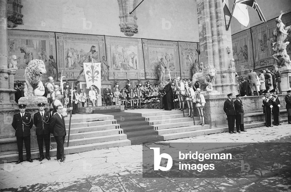 Image of Queen Elizabeth II in Italy, May 1961 (b/w photo)