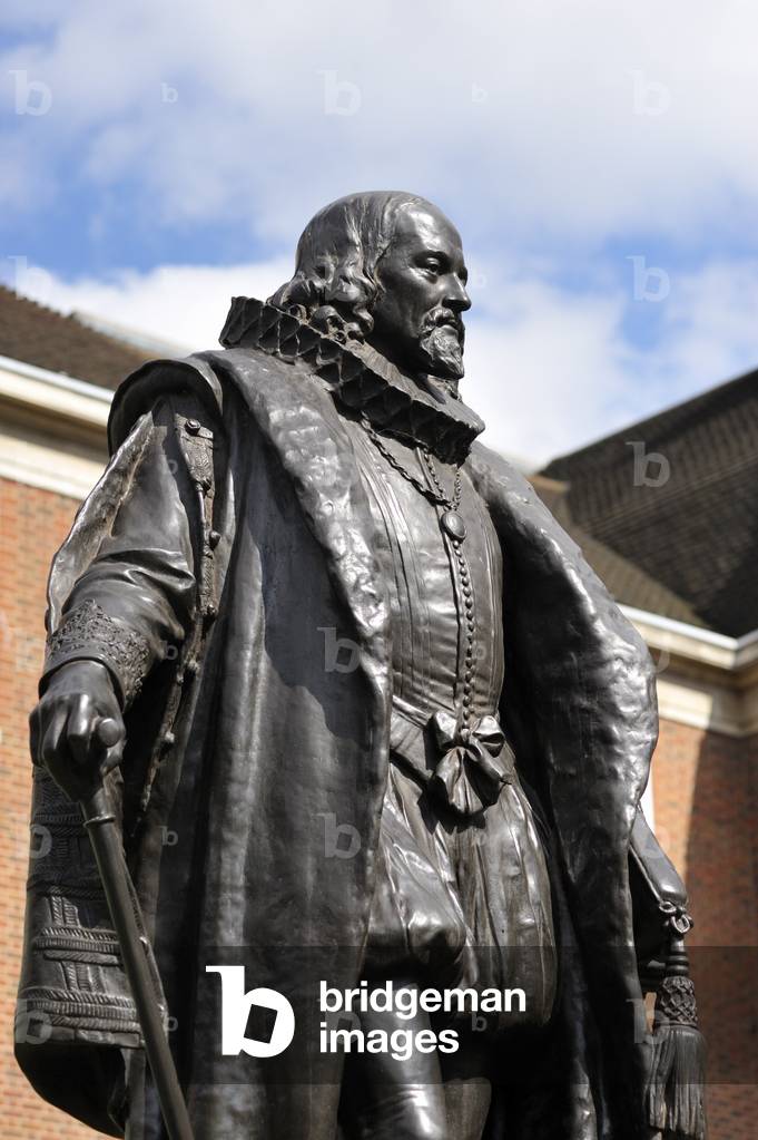 Image of Francis Bacon statue, London, 19th century (bronze)