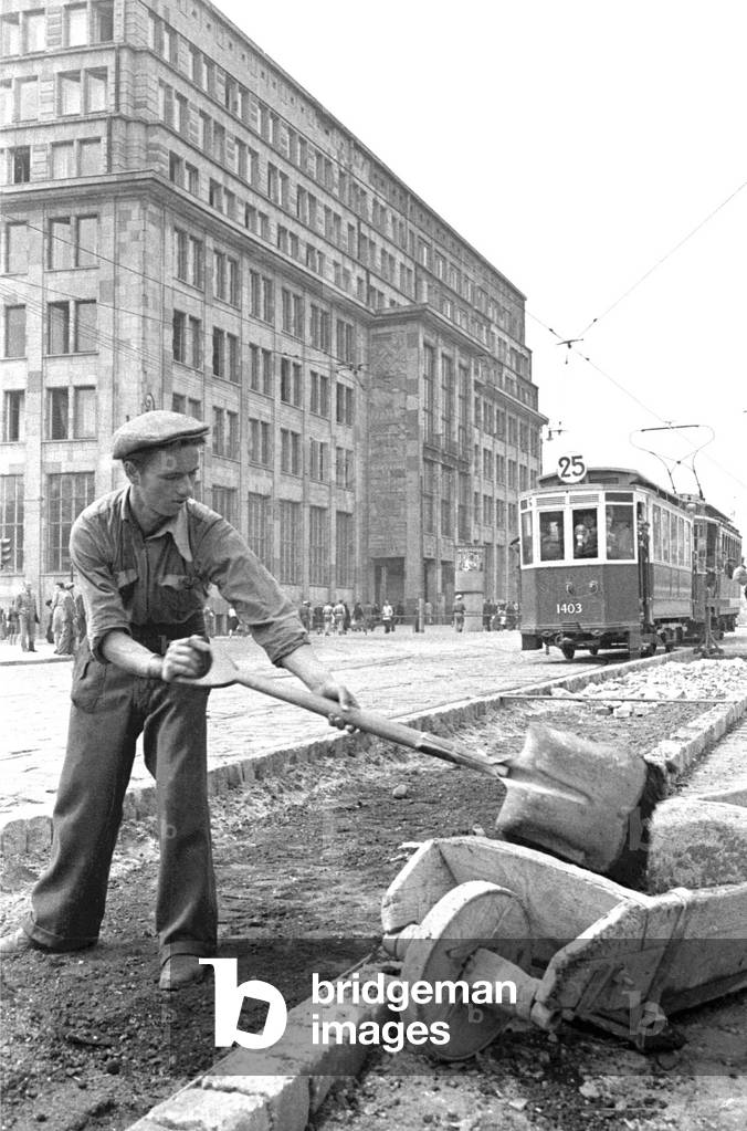 Image of Postwar Warsaw, 1946 (b/w photo)